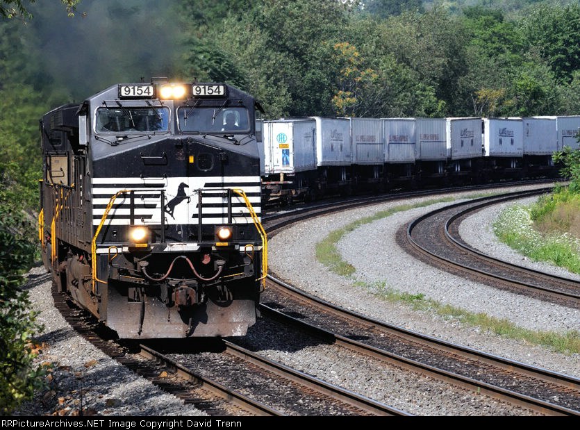 Westbound NS 9154 pulls an intermodal train up the grade